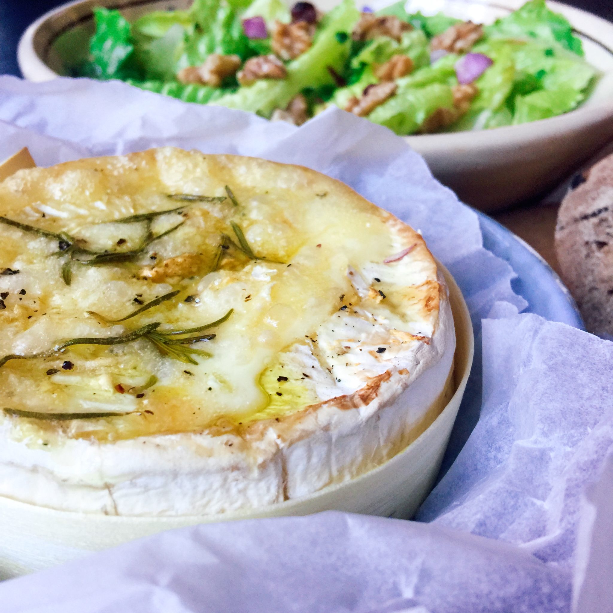 Camembert rôti à l’ail et au romarin – L'étoile et le croissant