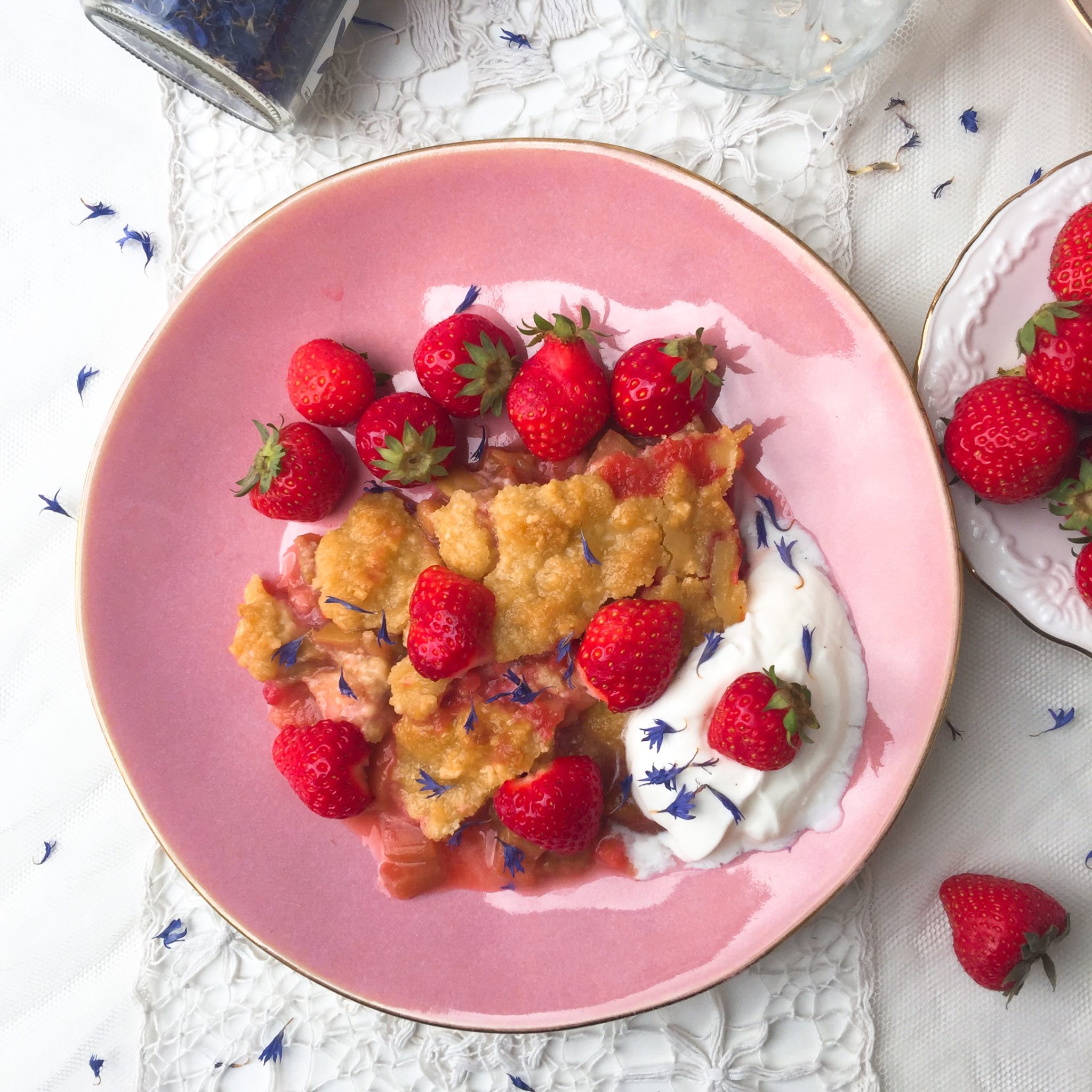 Crumble fraise-rhubarbe aux éclats d’amandes – L'étoile et le croissant